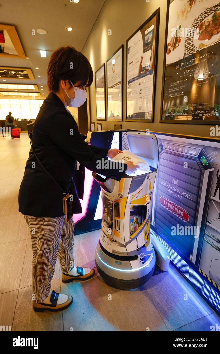 ROBOTS IN TOKYO Stock Photo - Alamy