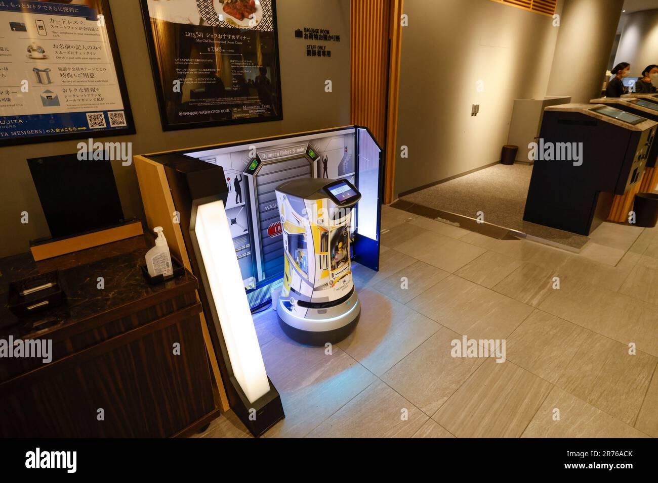 ROBOTS IN TOKYO Stock Photo - Alamy