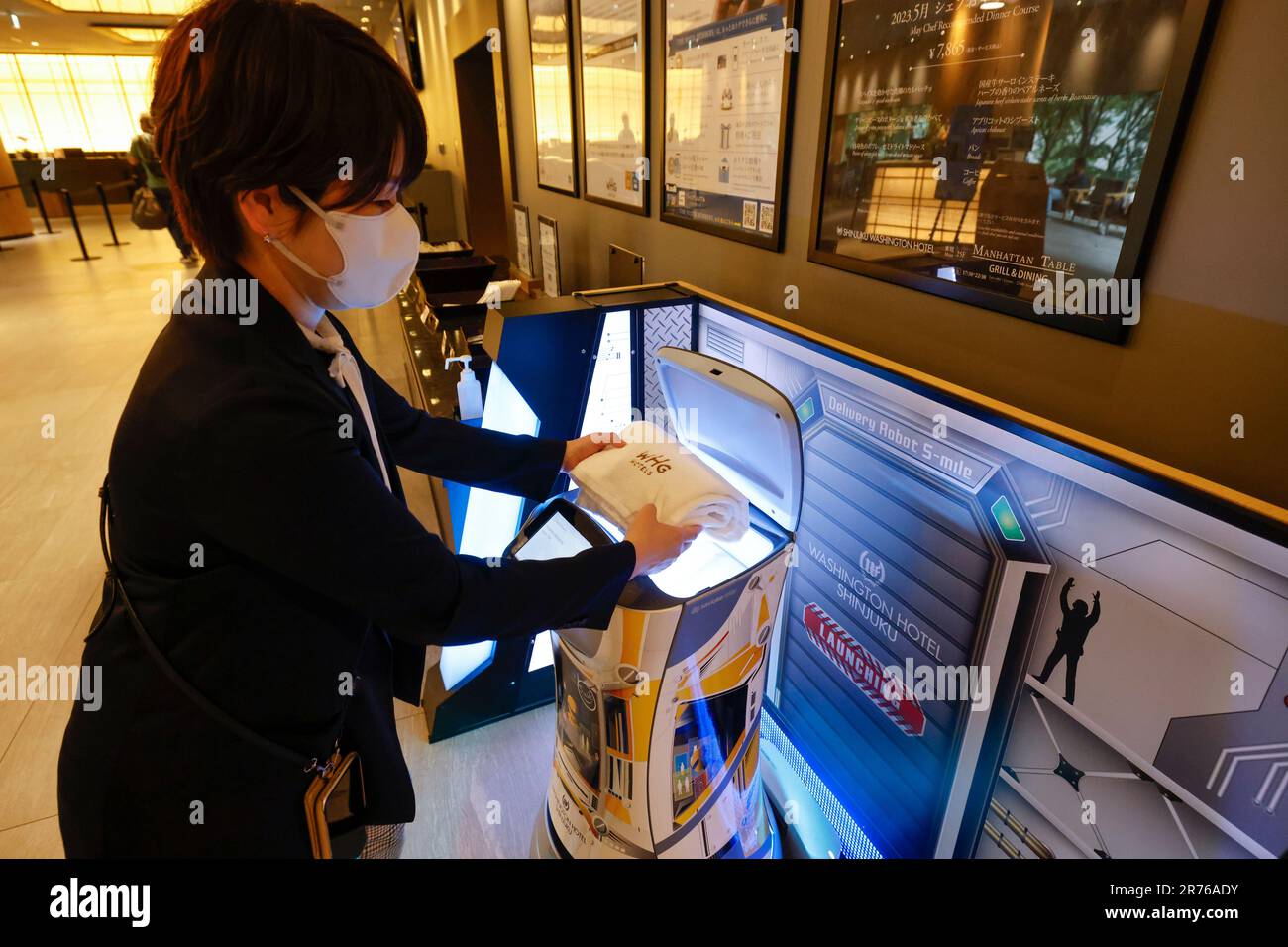 ROBOTS IN TOKYO Stock Photo - Alamy