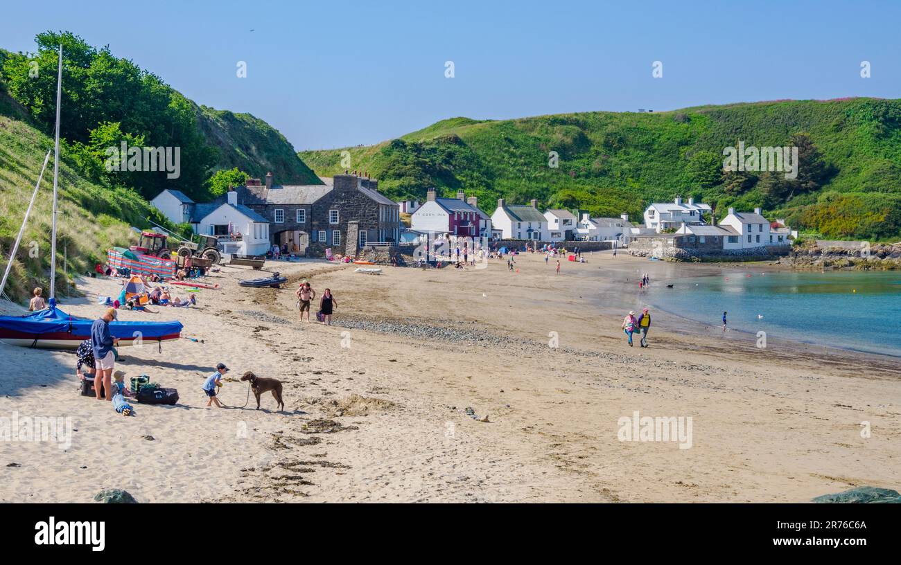 Beach and Ty Coch Inn at Porth Dinllaen on the Lleyn Peninsula in North ...