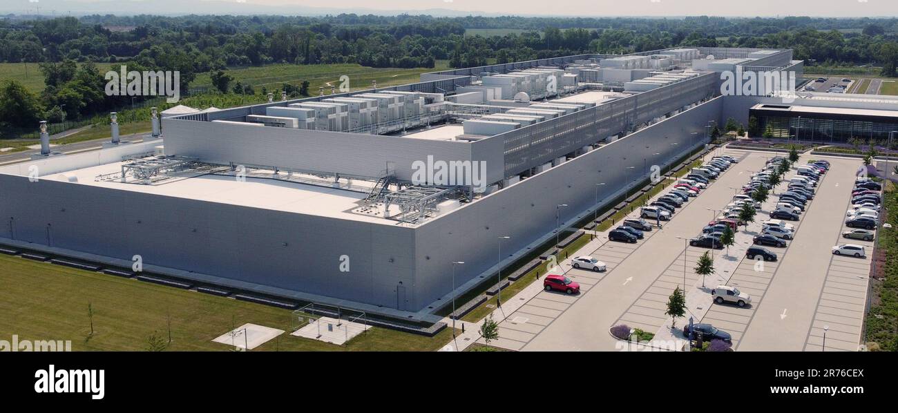 Meta data center hi-res stock photography and images - Alamy