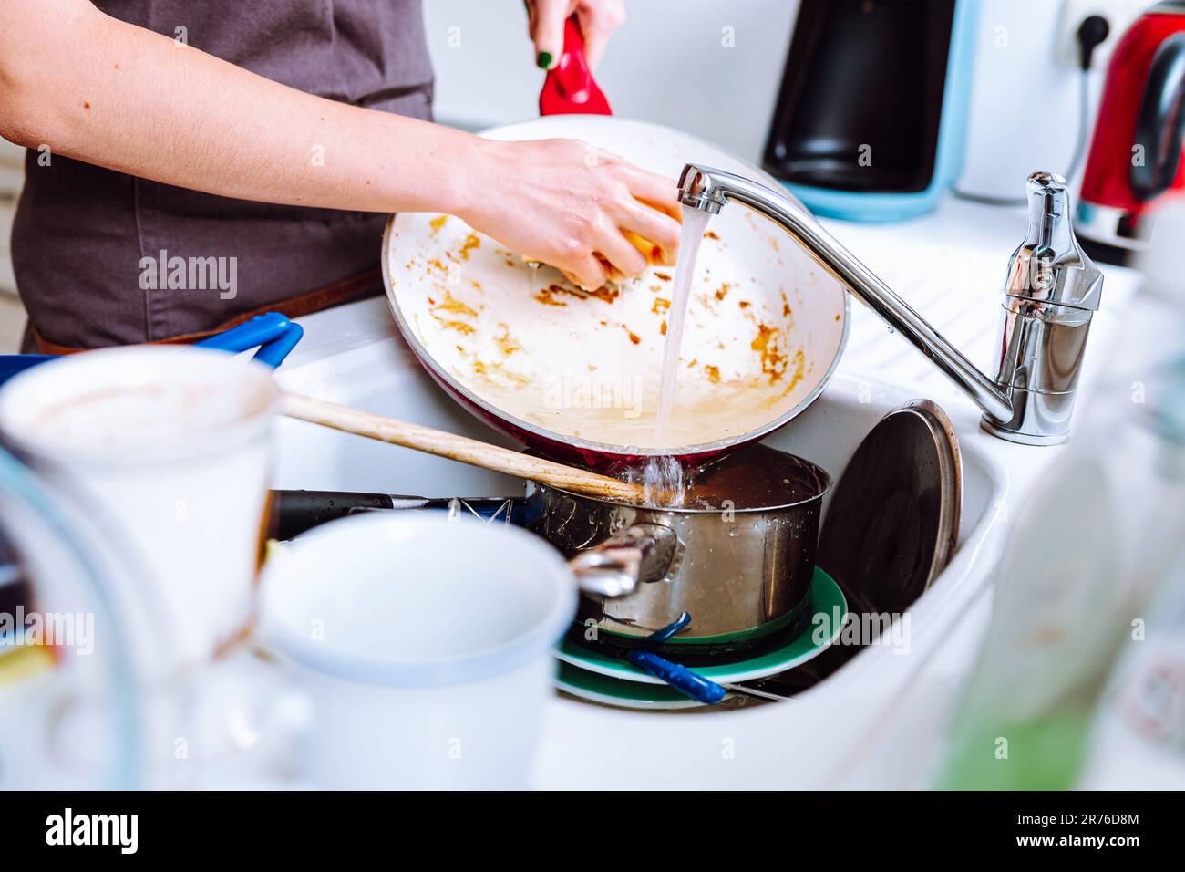 household chores washing dishes Stock Photo - Alamy