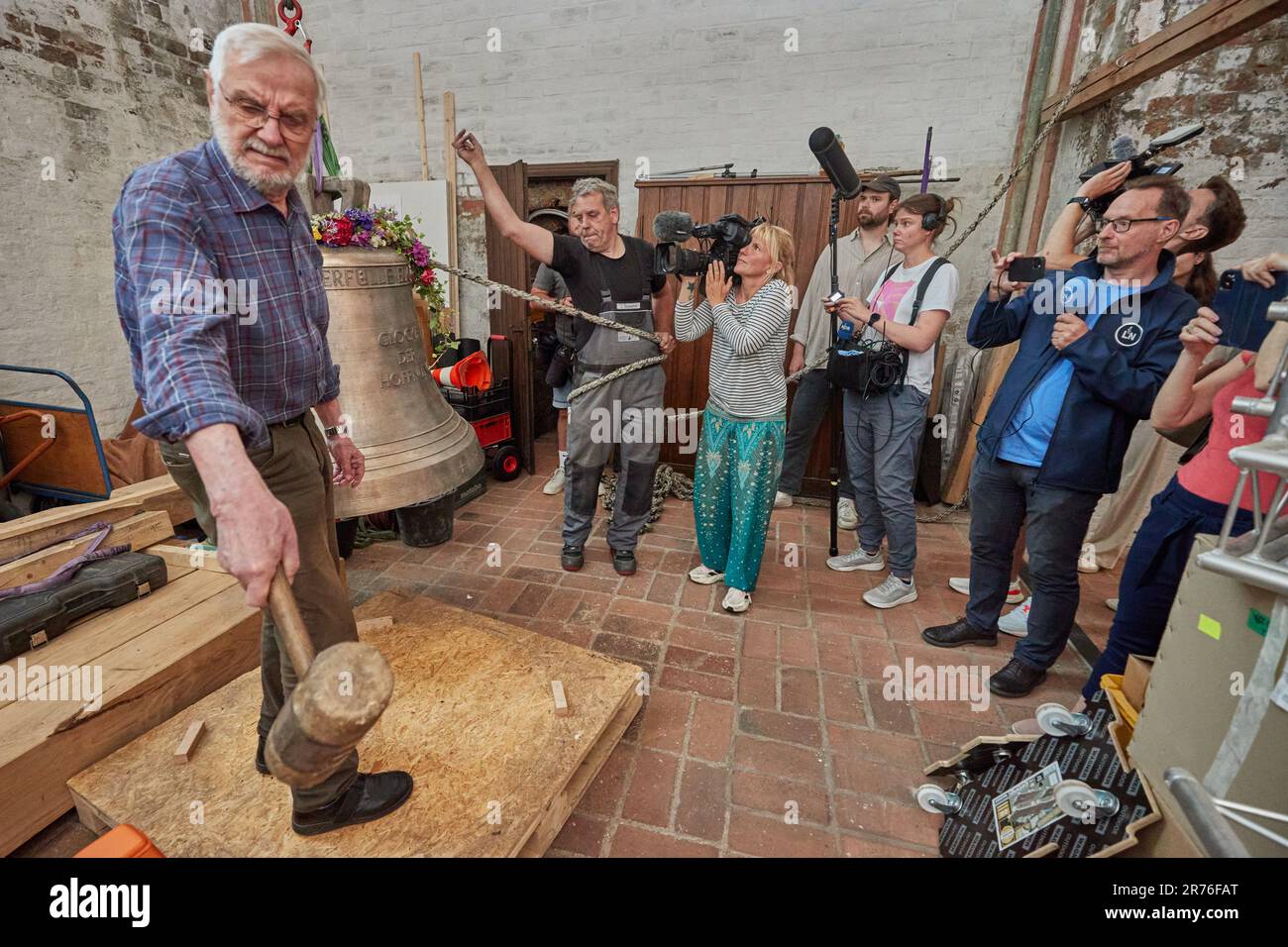 Presence of media hi-res stock photography and images - Alamy