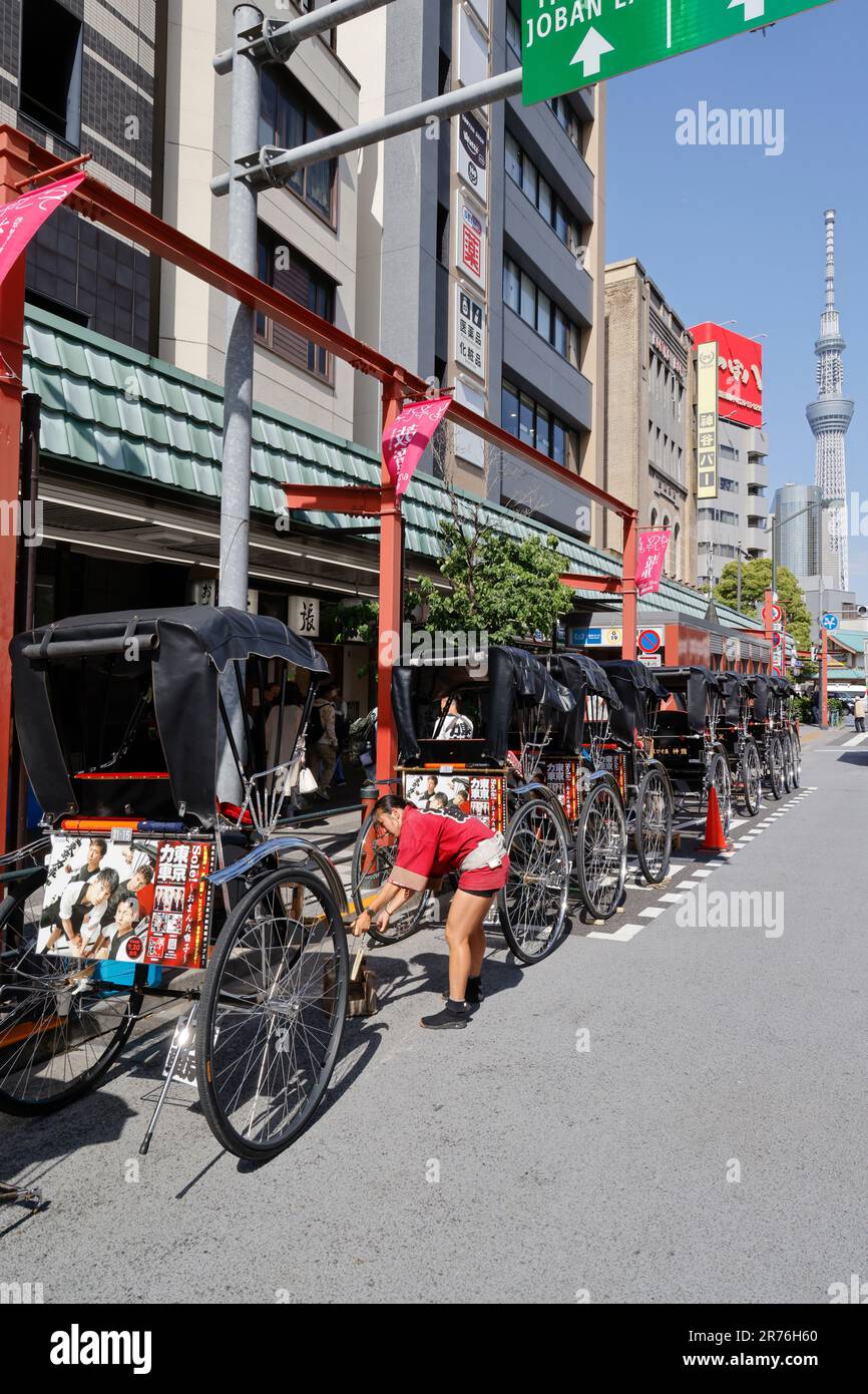 RICKSHAW RIDE AROUND ASAKUSA TOKYO Stock Photo - Alamy