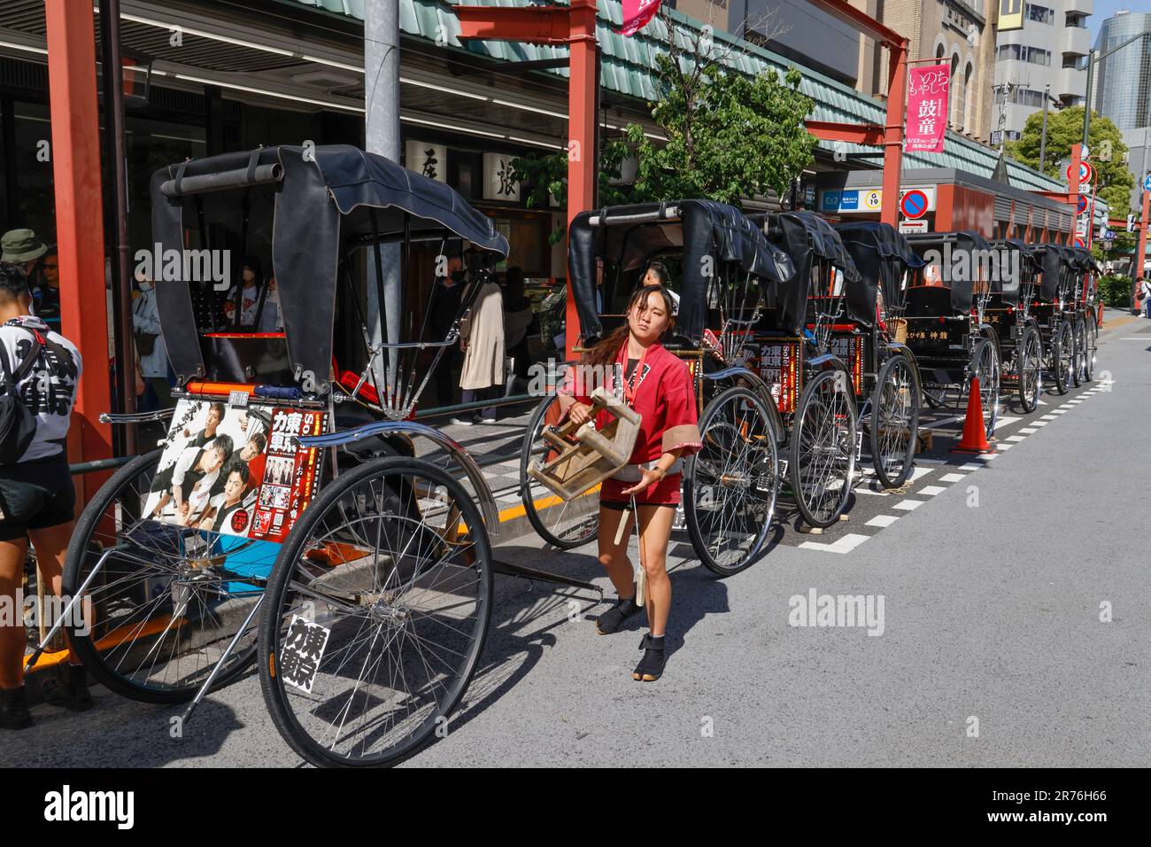 RICKSHAW RIDE AROUND ASAKUSA TOKYO Stock Photo - Alamy
