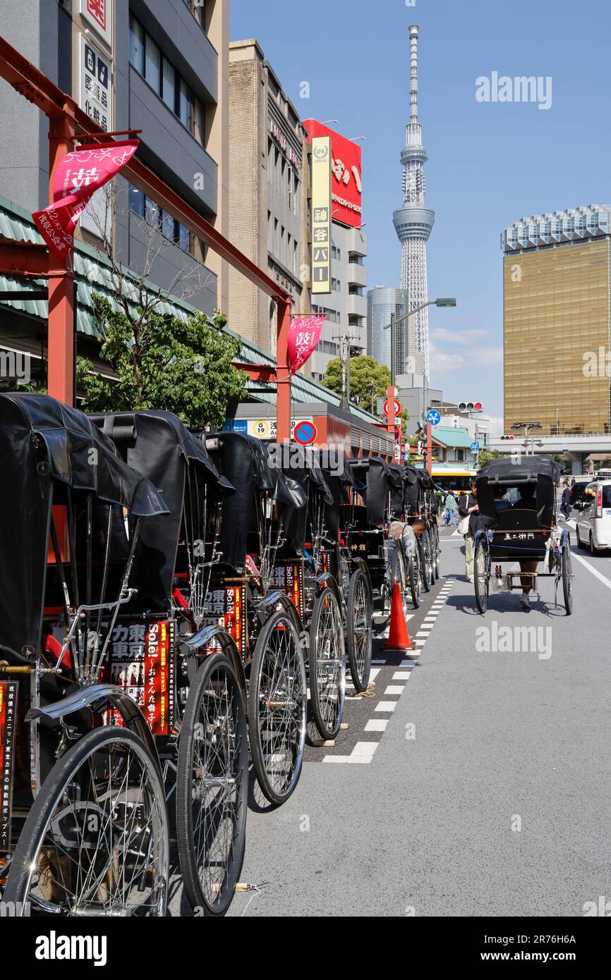 RICKSHAW RIDE AROUND ASAKUSA TOKYO Stock Photo - Alamy