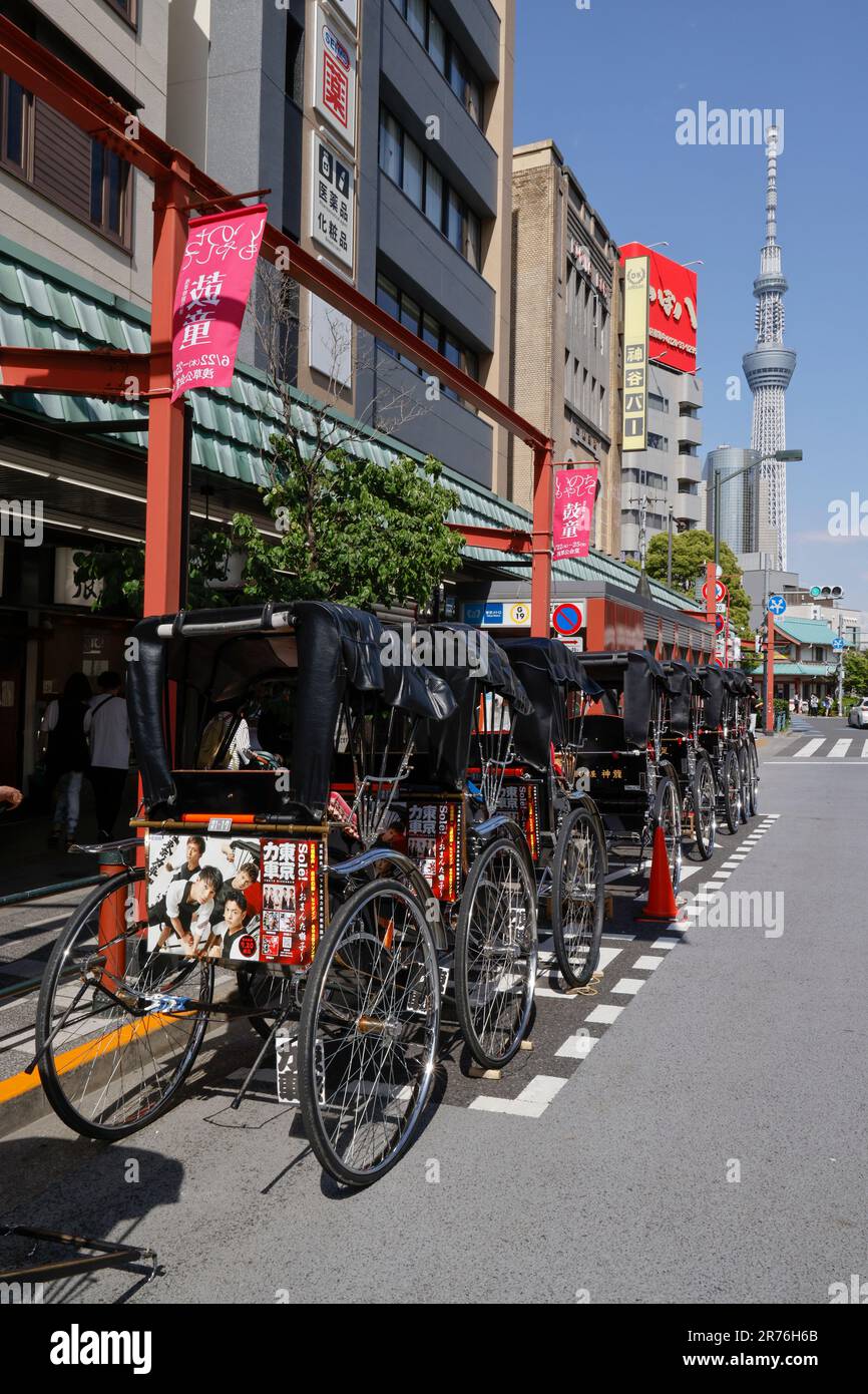 RICKSHAW RIDE AROUND ASAKUSA TOKYO Stock Photo - Alamy