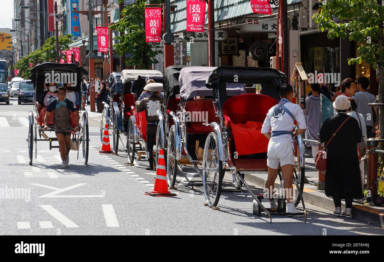 RICKSHAW RIDE AROUND ASAKUSA TOKYO Stock Photo - Alamy