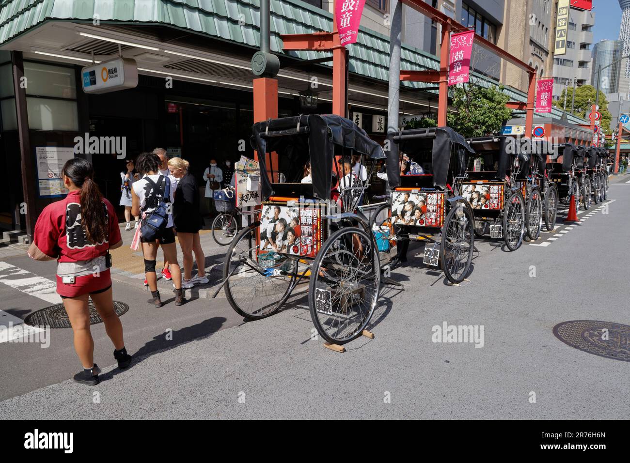 RICKSHAW RIDE AROUND ASAKUSA TOKYO Stock Photo - Alamy