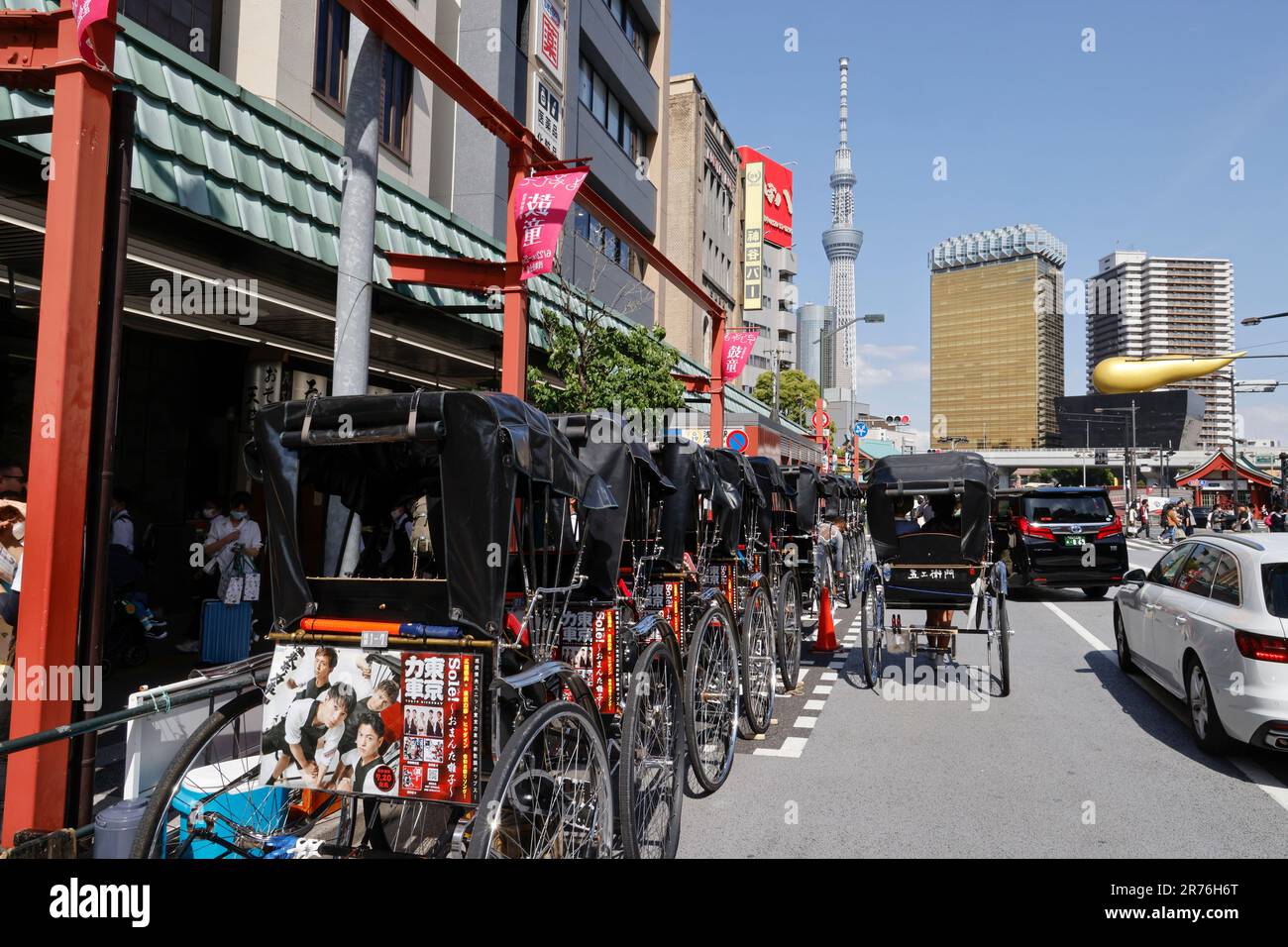 RICKSHAW RIDE AROUND ASAKUSA TOKYO Stock Photo - Alamy