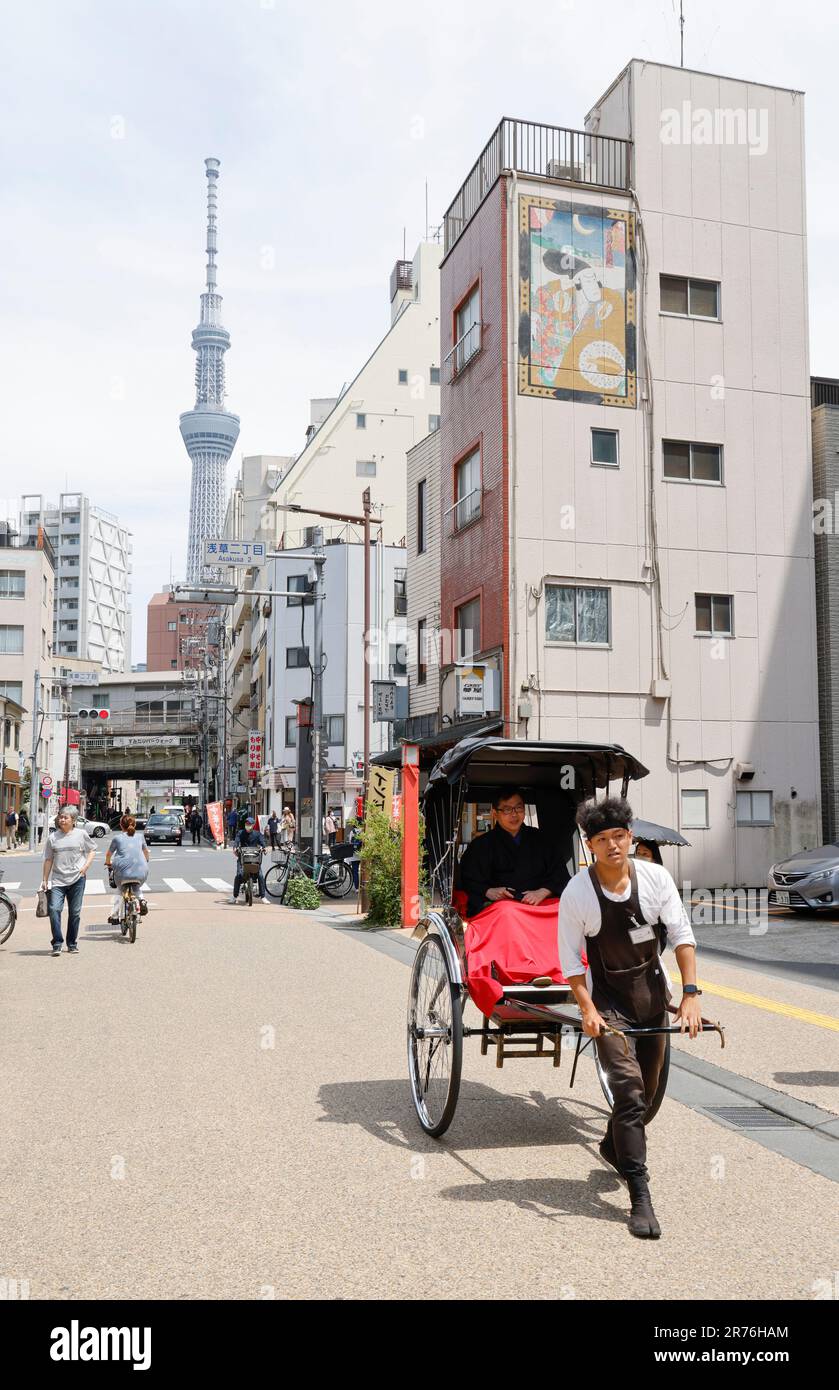 RICKSHAW RIDE AROUND ASAKUSA TOKYO Stock Photo - Alamy