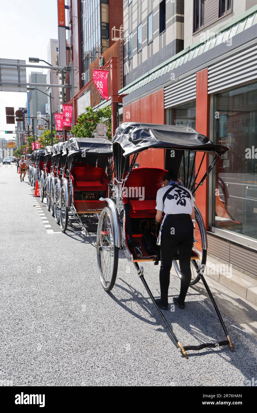 RICKSHAW RIDE AROUND ASAKUSA TOKYO Stock Photo - Alamy