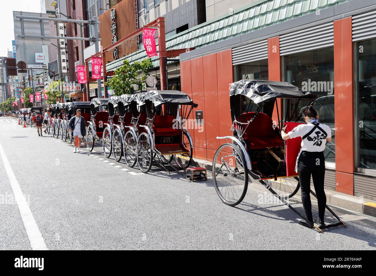 RICKSHAW RIDE AROUND ASAKUSA TOKYO Stock Photo - Alamy