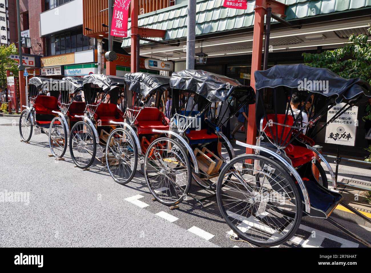 RICKSHAW RIDE AROUND ASAKUSA TOKYO Stock Photo - Alamy