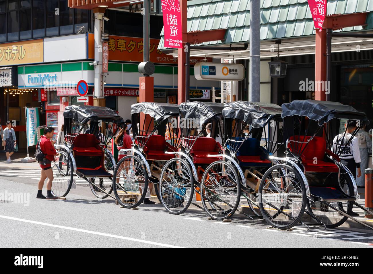 RICKSHAW RIDE AROUND ASAKUSA TOKYO Stock Photo - Alamy