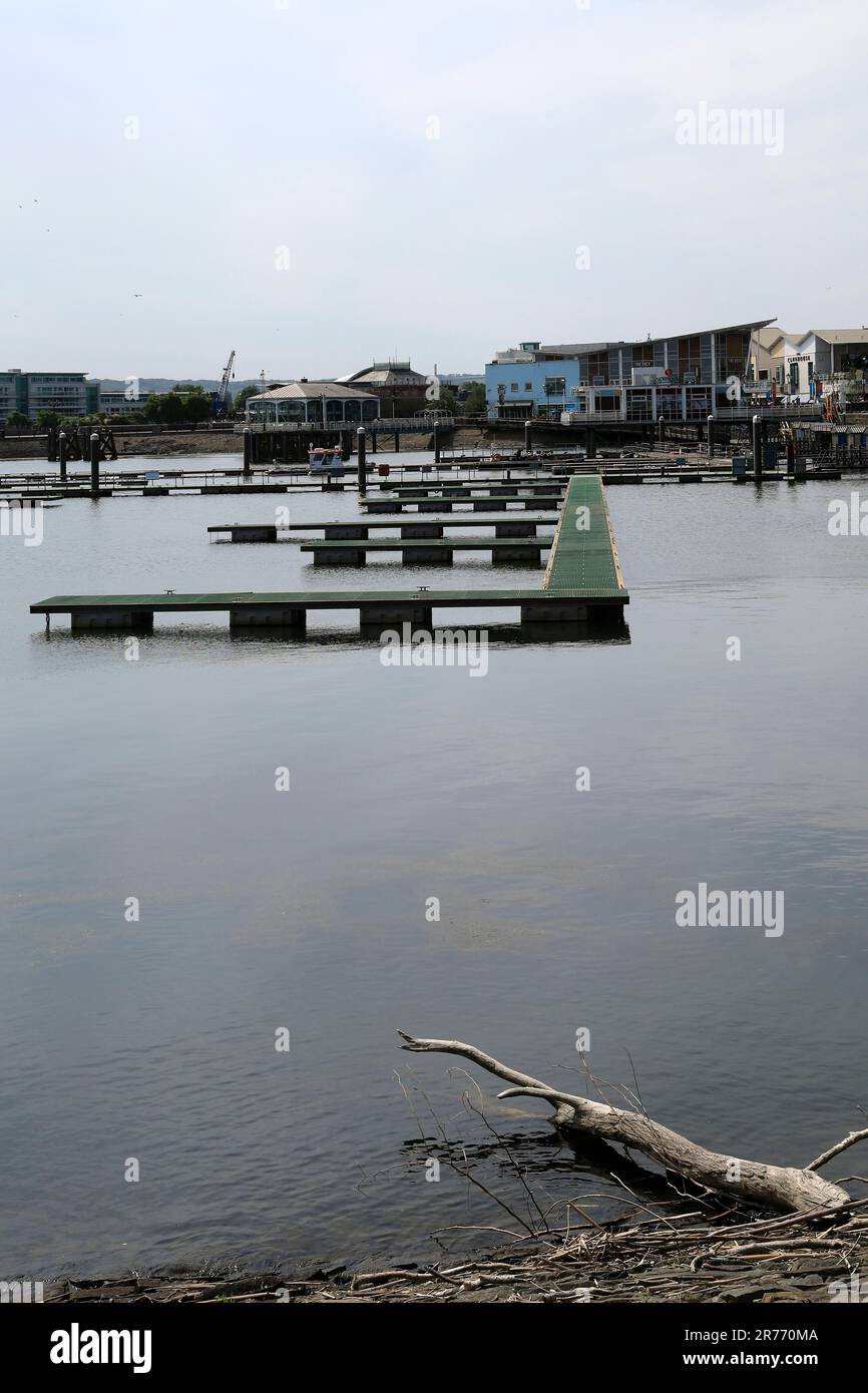 Floating walkways / moorings / pontoons. Cardiff Bay. Mermaid Quay ...