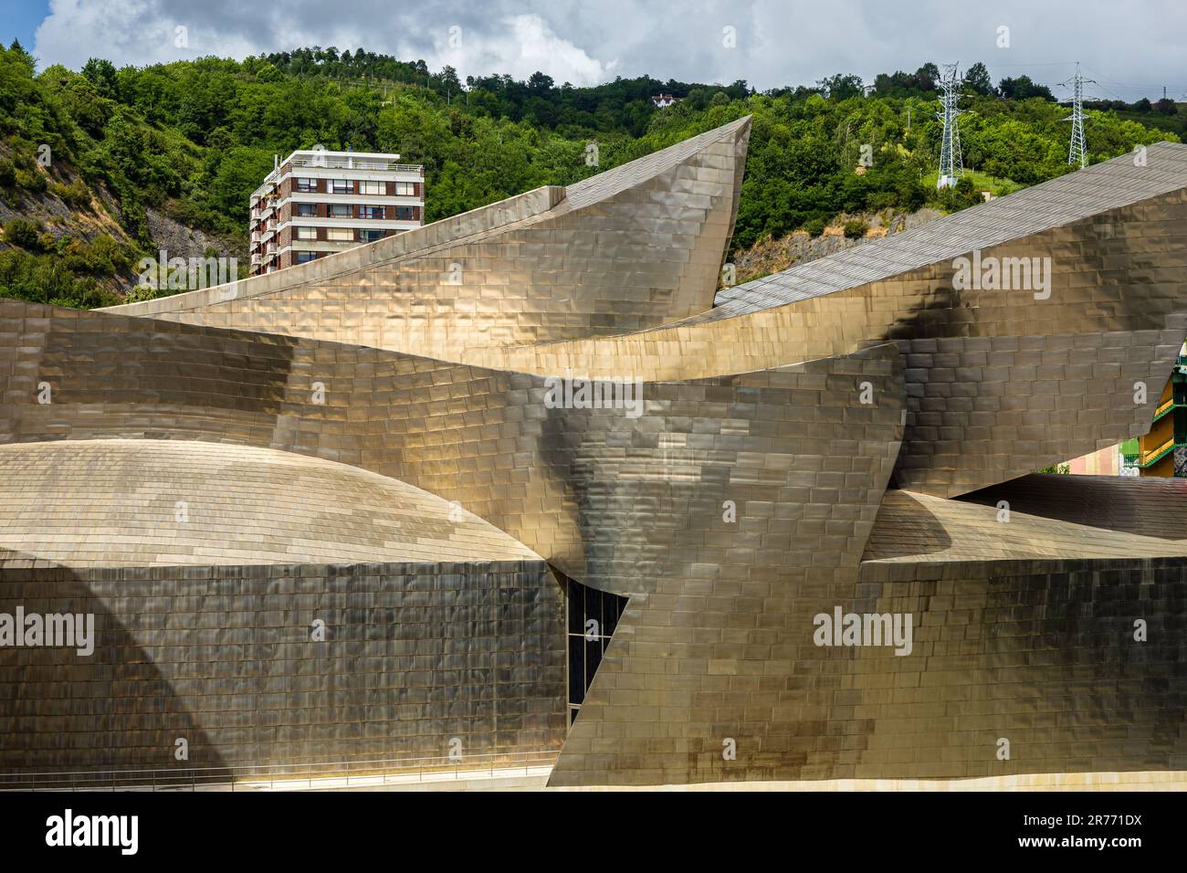 The Guggenheim Museum exterior, with avant-garde architecture ...