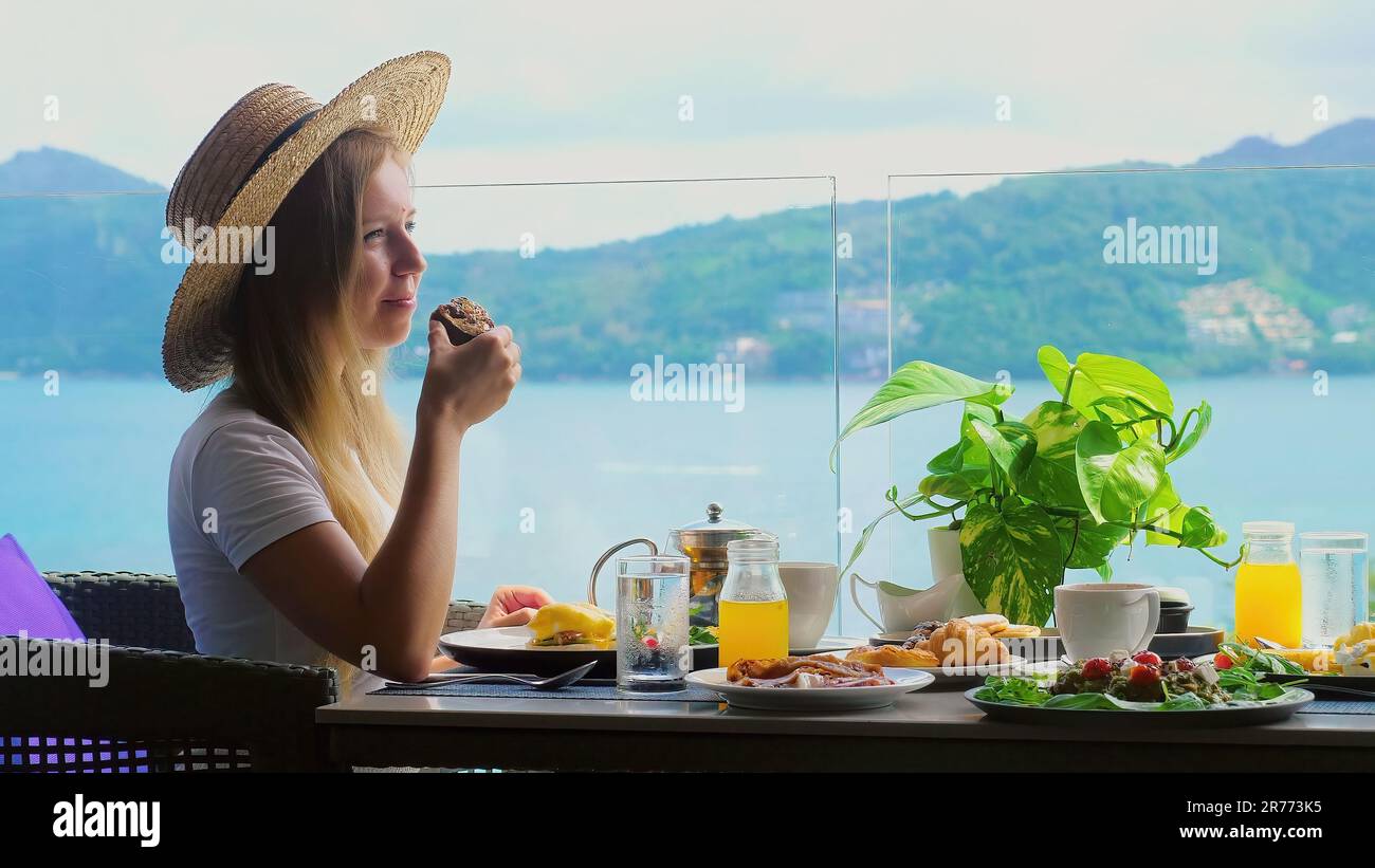 Woman cafe smile table hi-res stock photography and images - Alamy