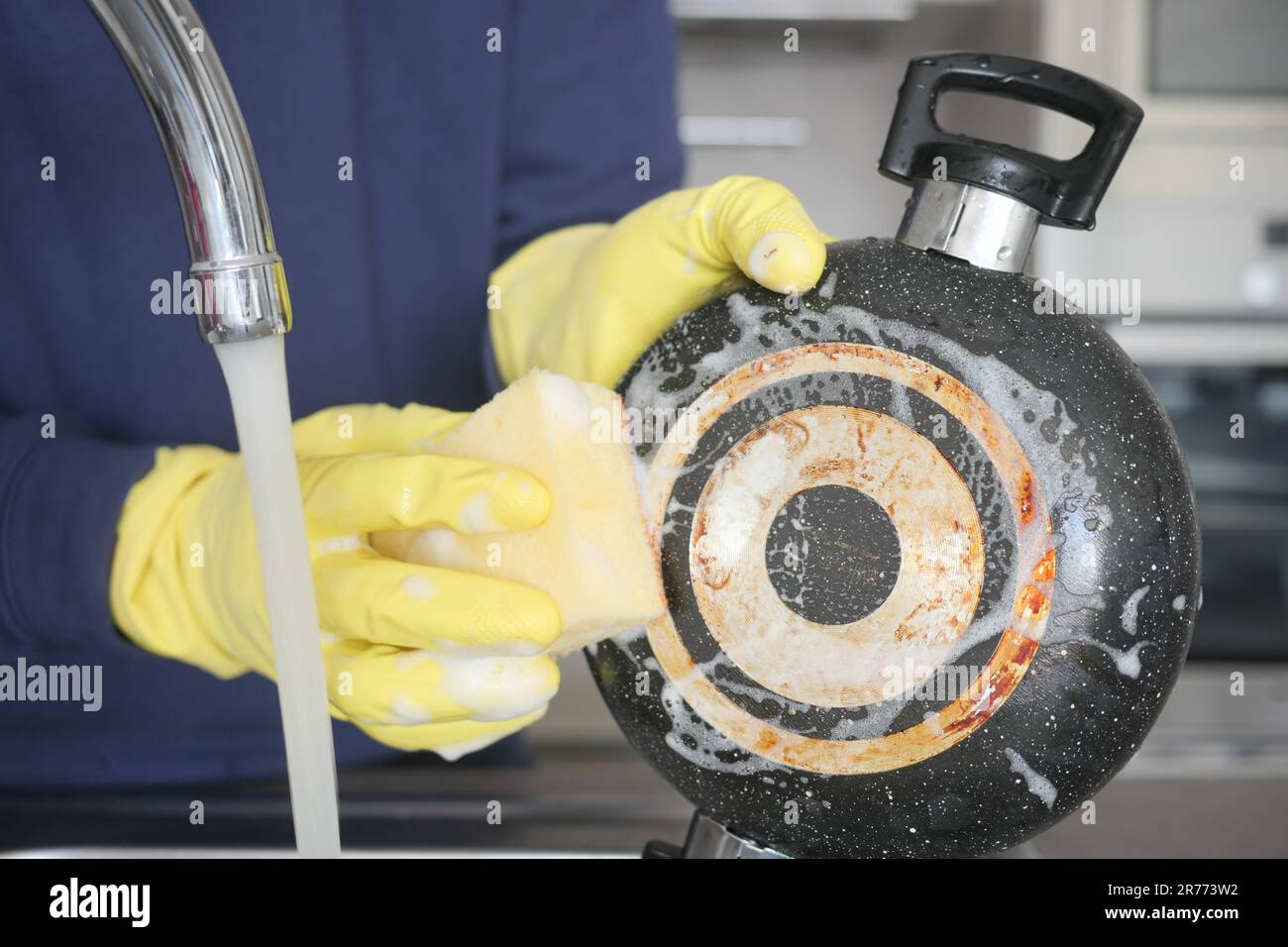 hand washing a cooking pan Stock Photo - Alamy