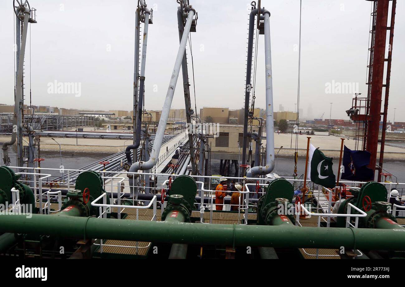 Karachi, Pakistan, June 13, 2023. Labours unload the discounted Russian ...