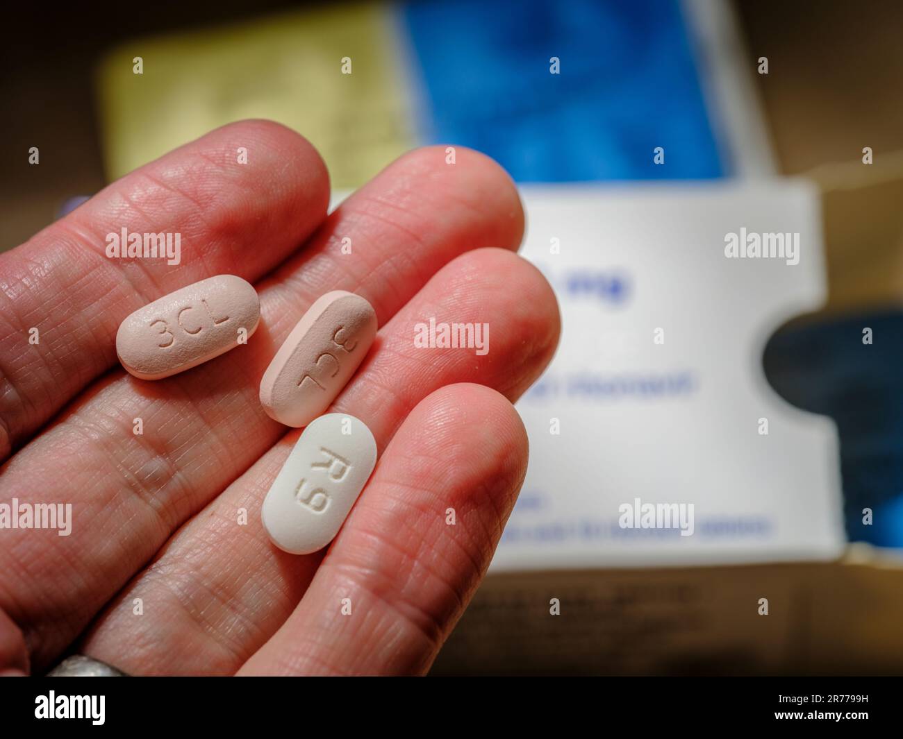 Antiviral tablet paxlovid hi-res stock photography and images - Alamy