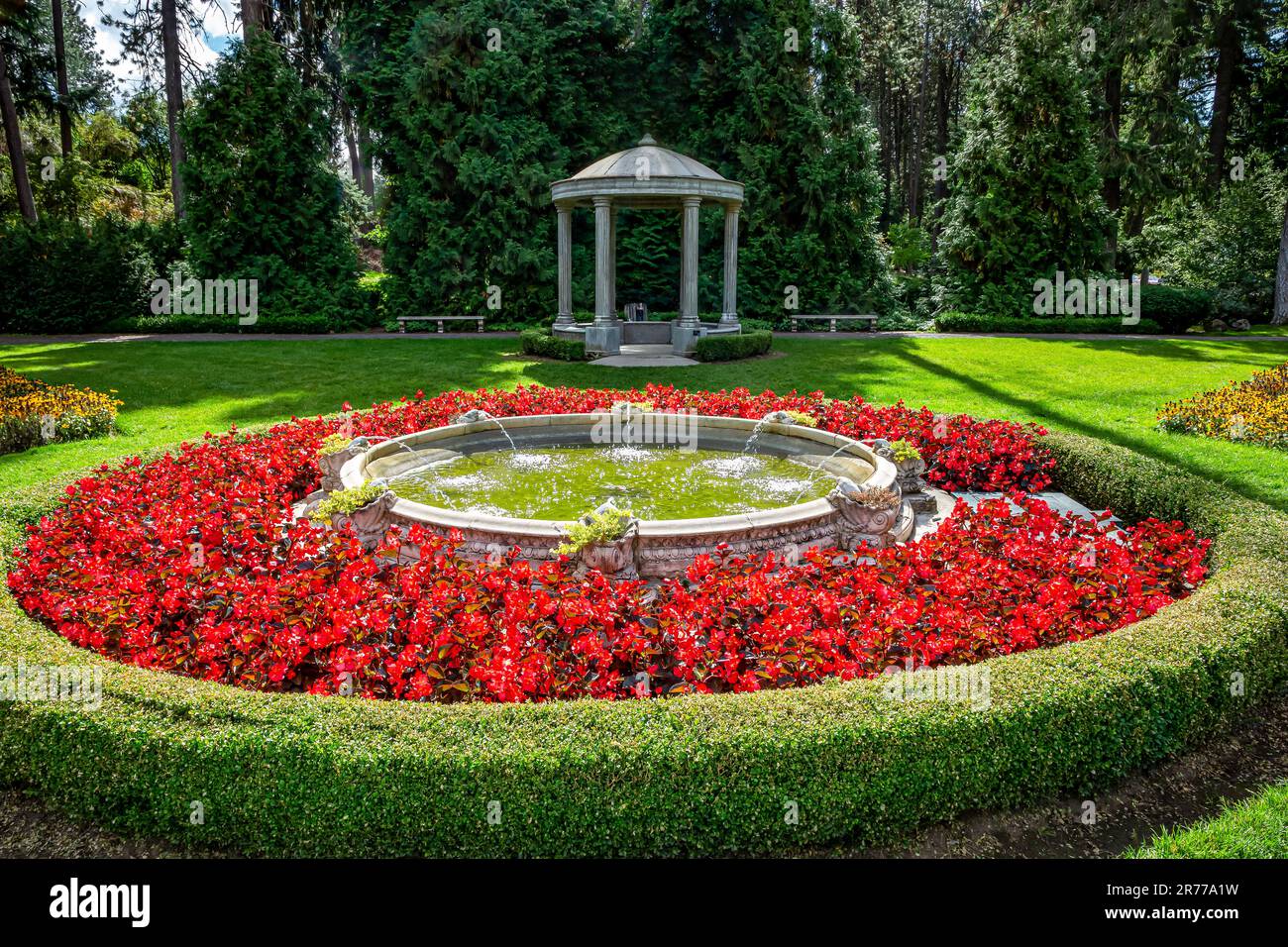 WA2338-00....WASHINGTON - Fountain and colorful flowers in the Duncan ...