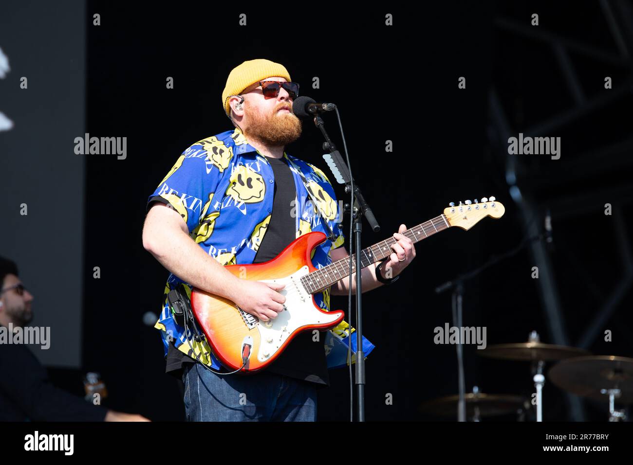 Tom walker guitar player hi-res stock photography and images - Alamy