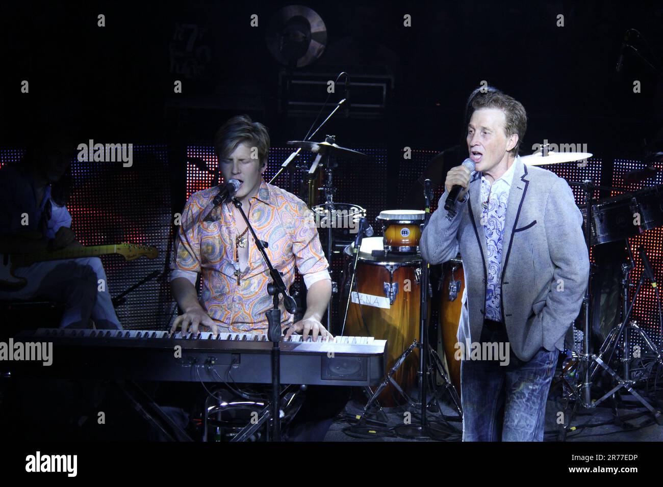 Emmanuel durante y su hijo Alexander Acha durante concierto en el ...