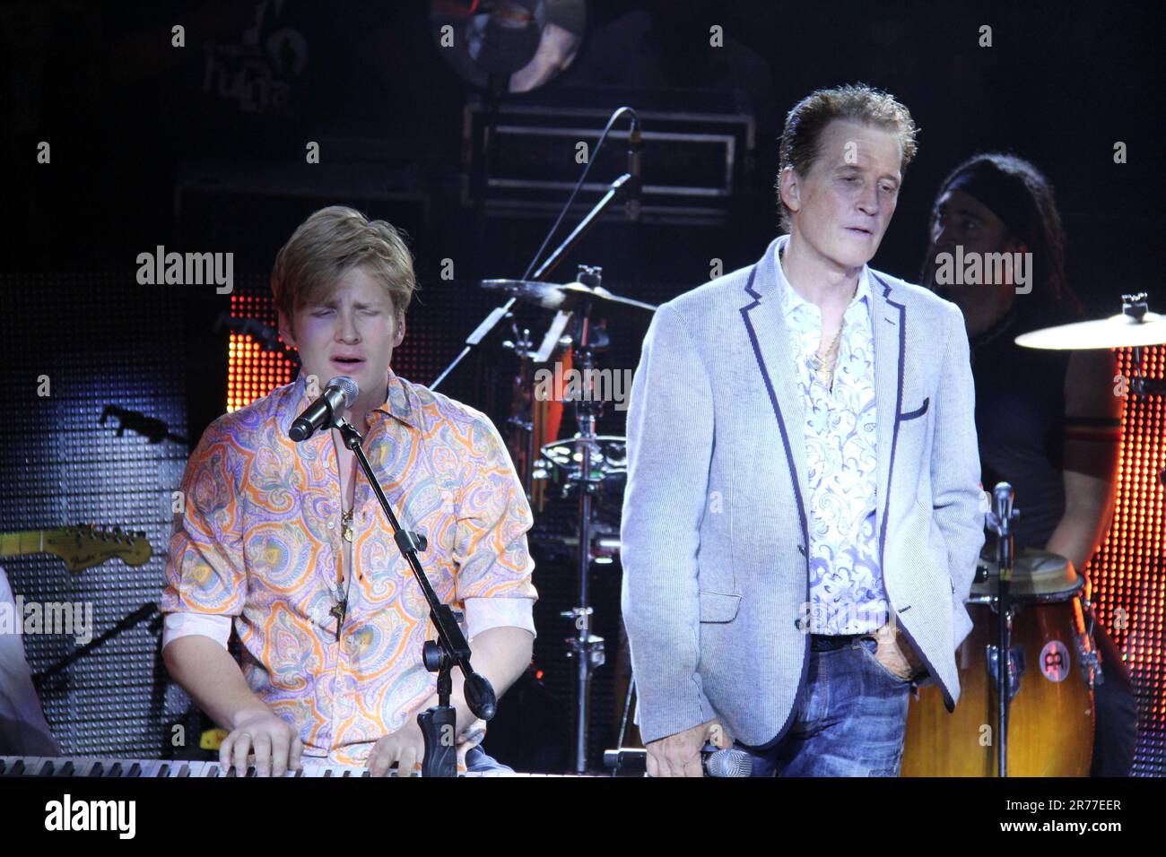 Emmanuel durante y su hijo Alexander Acha durante concierto en el ...