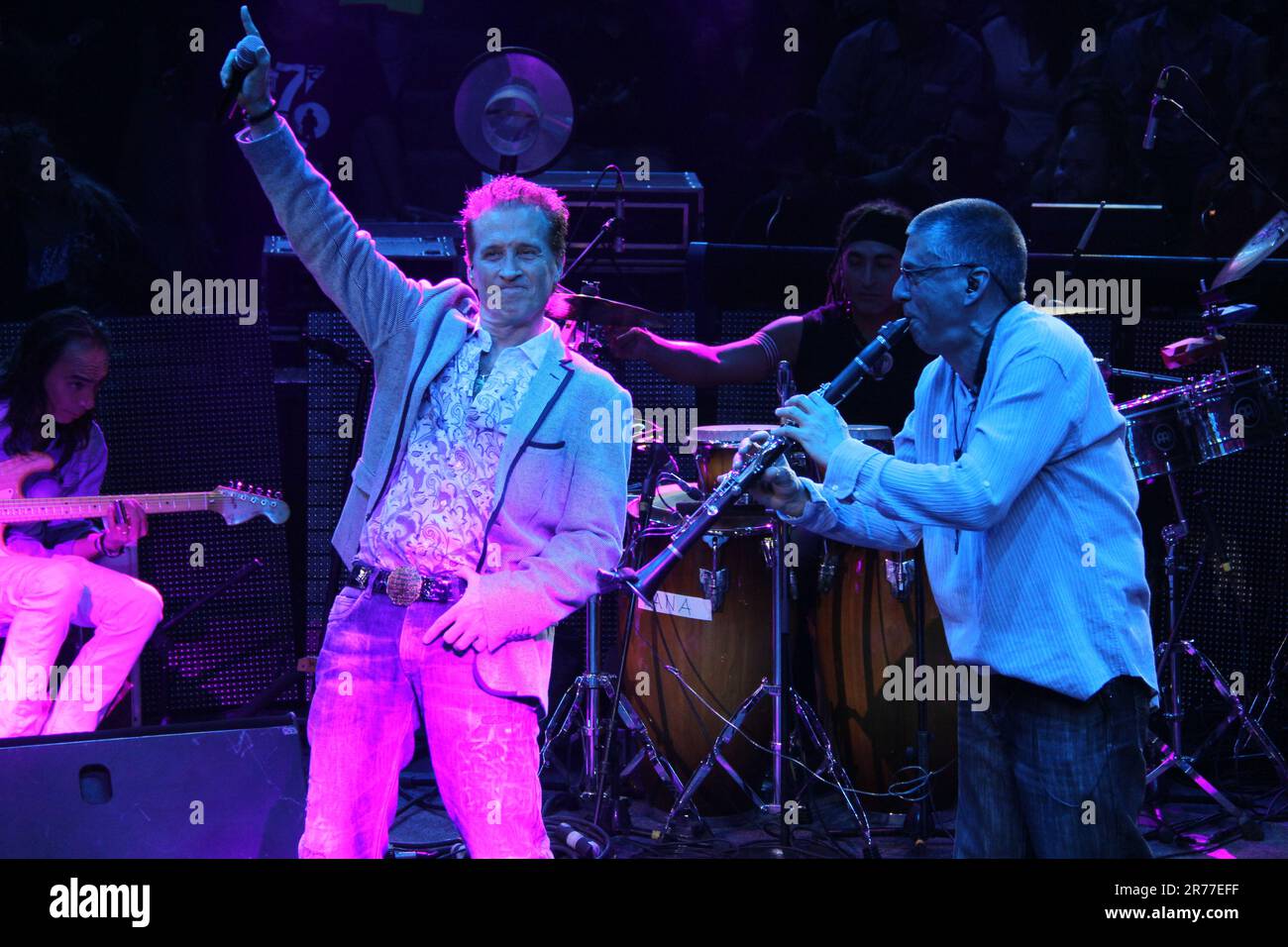 Emmanuel durante y su hijo Alexander Acha durante concierto en el ...