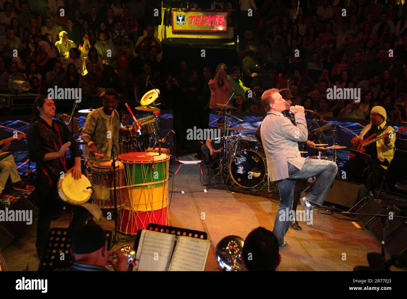 Emmanuel durante y su hijo Alexander Acha durante concierto en el ...