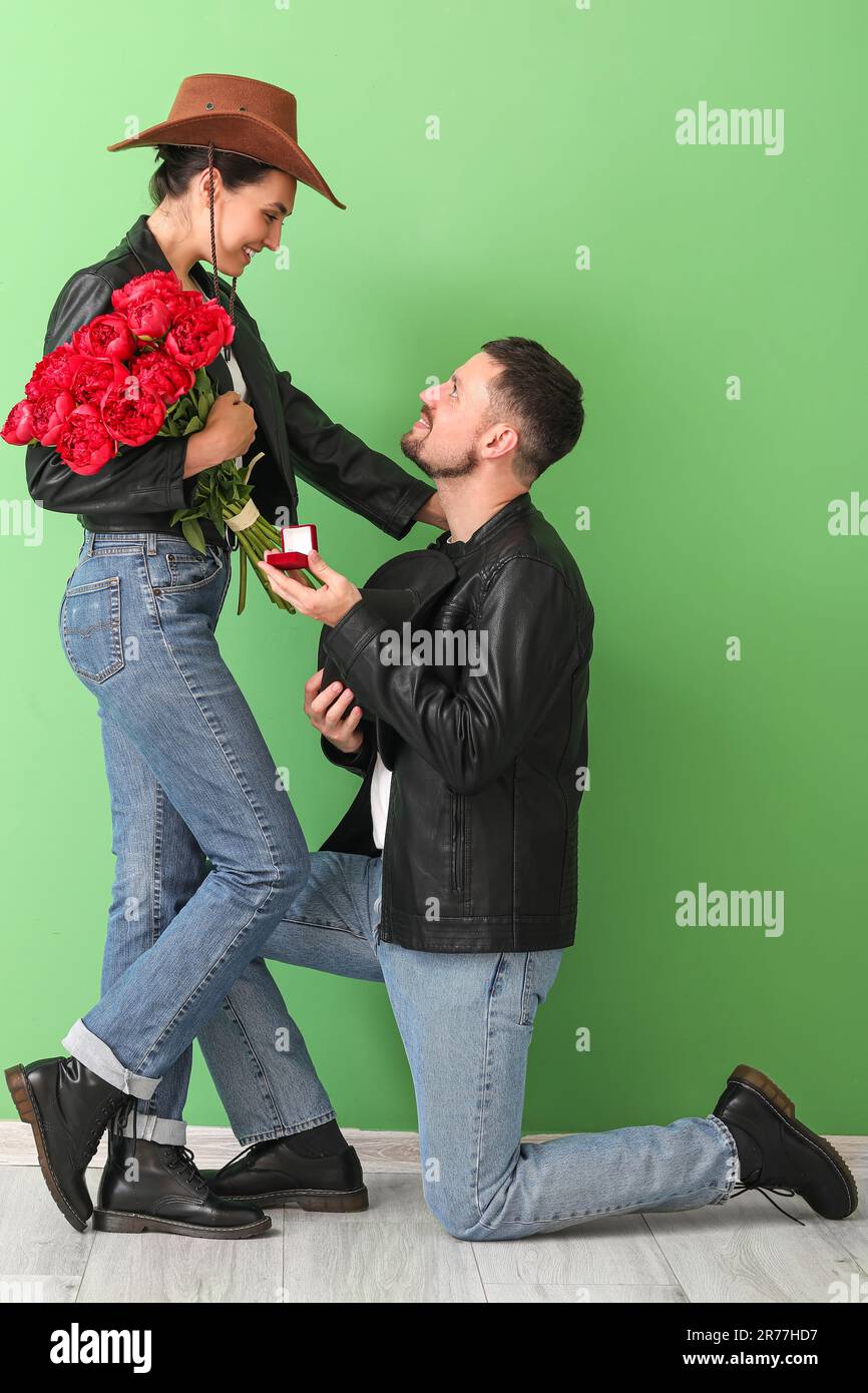 Man proposing woman near hi-res stock photography and images - Alamy