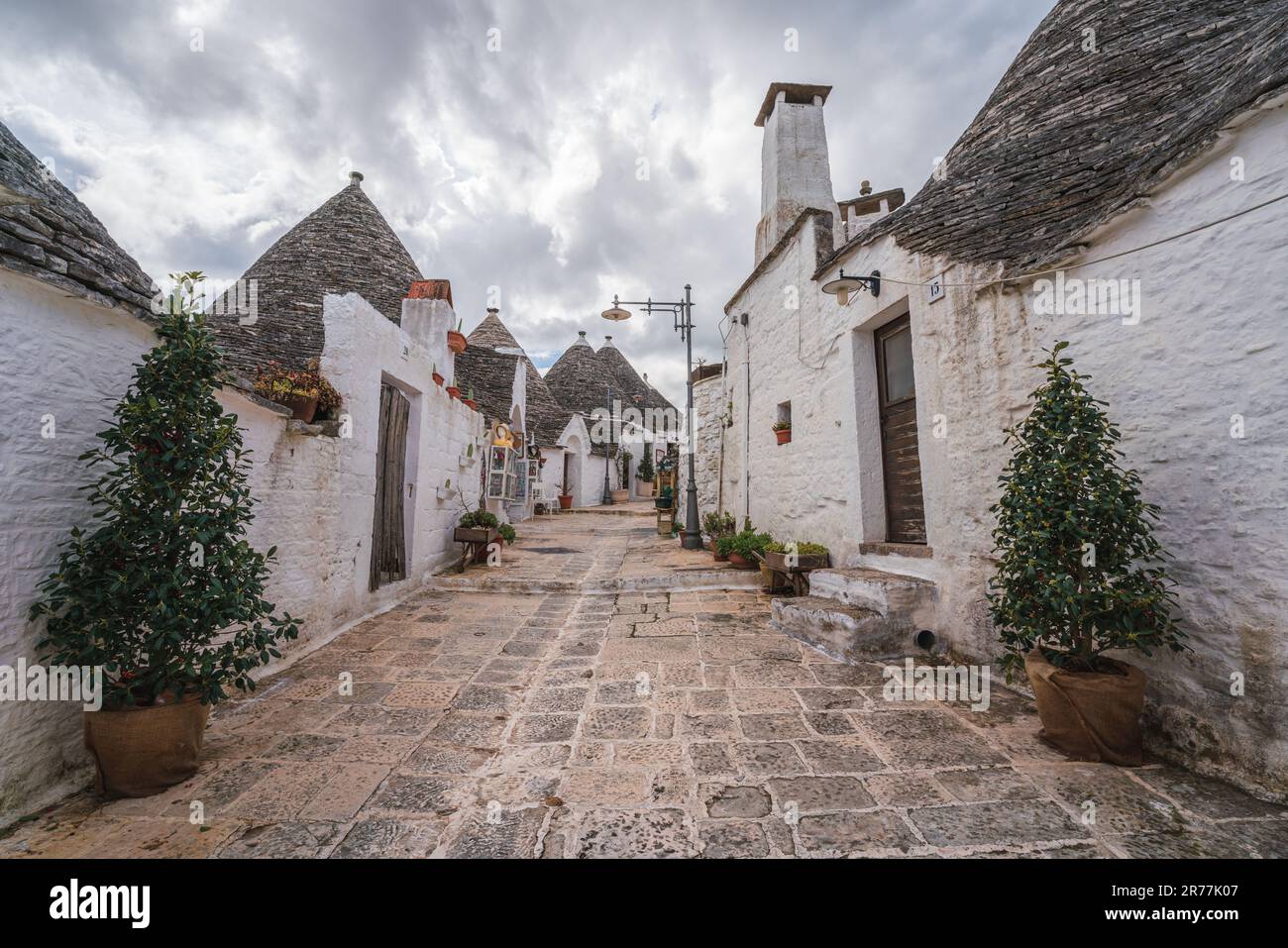 Alberobello center hi-res stock photography and images - Alamy