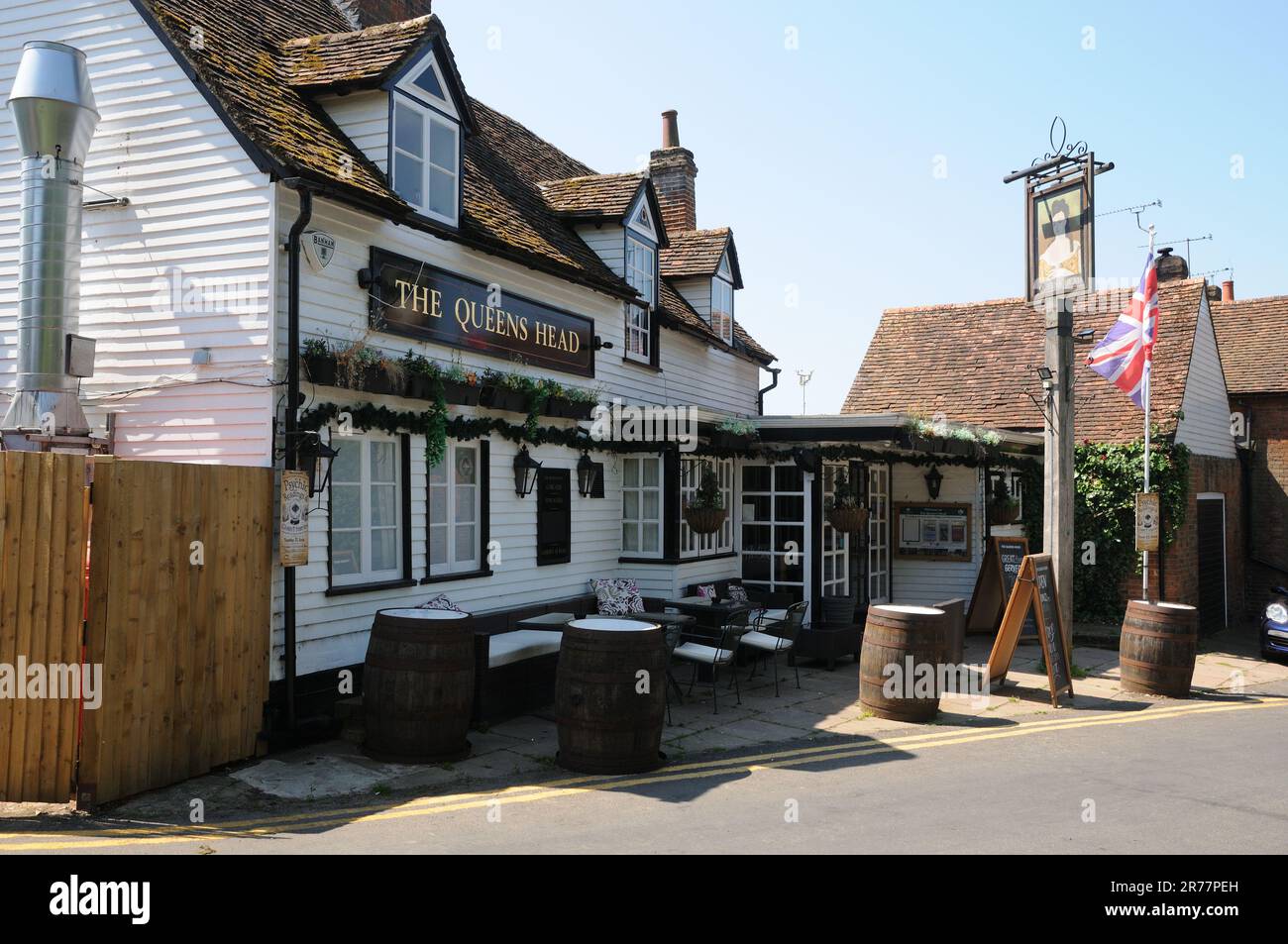 Queens head pub bar tavern hi-res stock photography and images - Alamy