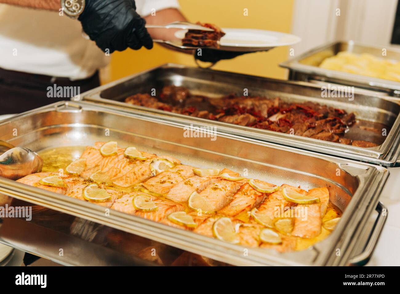 Waiter guests table hi-res stock photography and images - Alamy