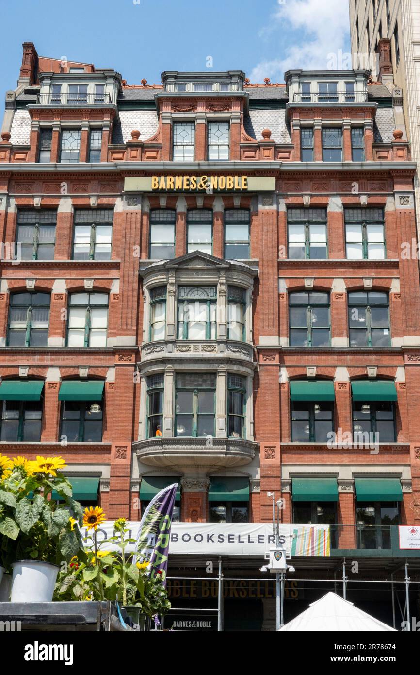 Barnes & Noble Booksellers, Union Square, New York City, USA 2023 Stock Photo - Alamy