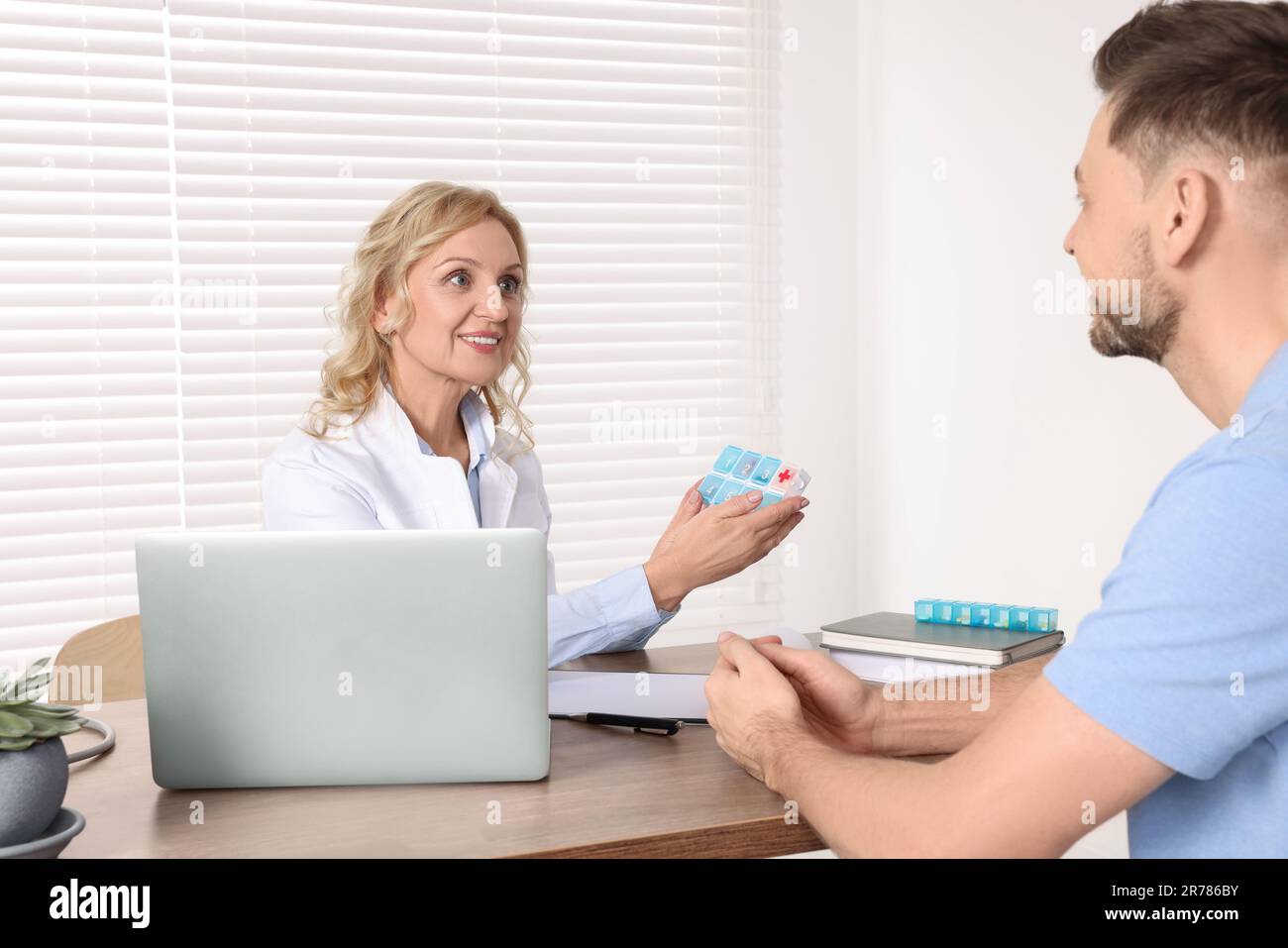 Female doctor holding box hi-res stock photography and images - Alamy