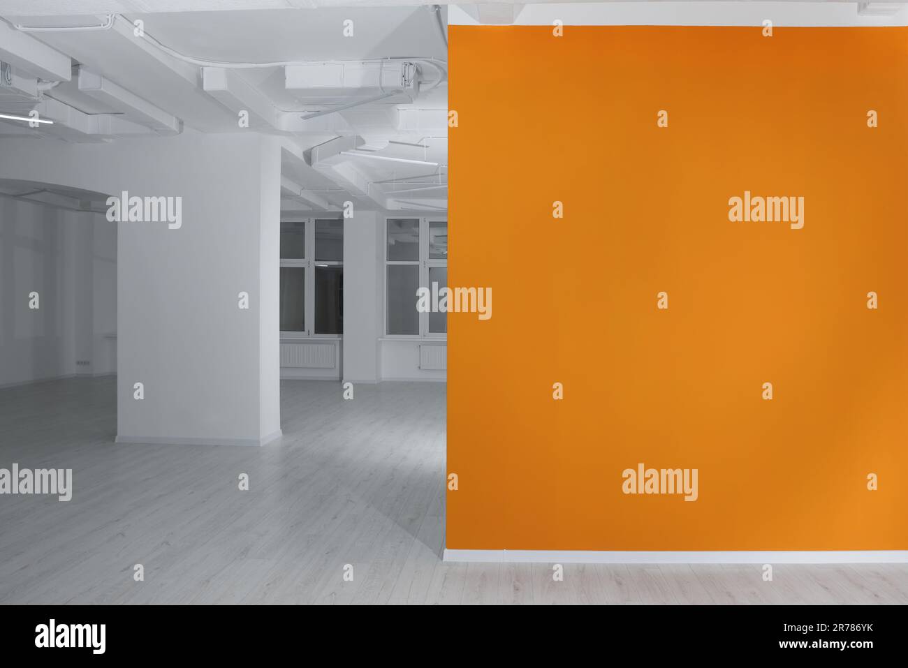 Empty room orange walls hi-res stock photography and images - Alamy
