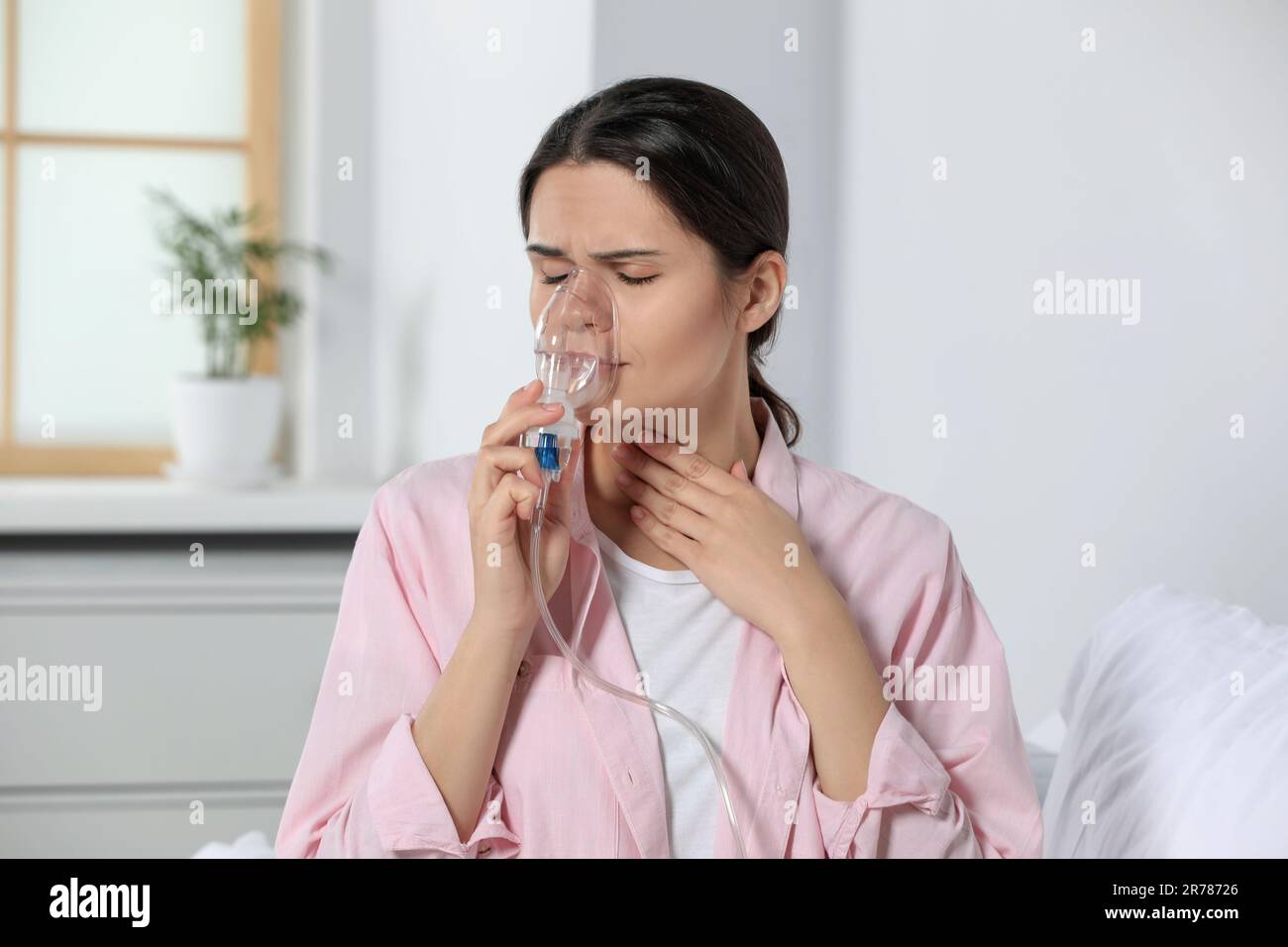 Young girl using aerosol inhaler hi-res stock photography and images ...