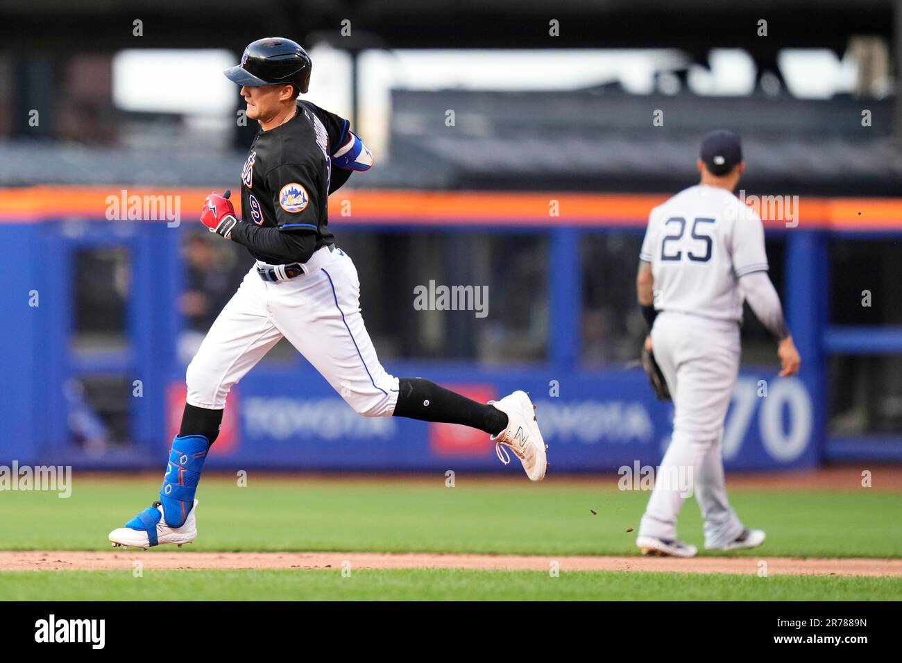 New York Mets' Mark Canha passes New York Yankees' Gleyber Torres (25 ...