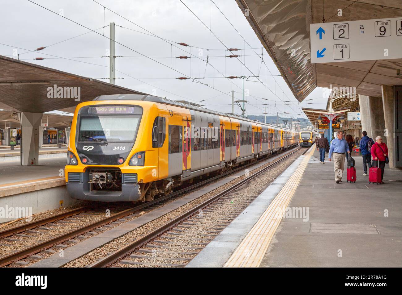 Porto train hi-res stock photography and images - Alamy