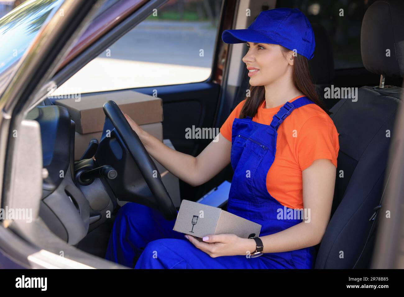 Delivery driver in blue uniform hi-res stock photography and images - Alamy