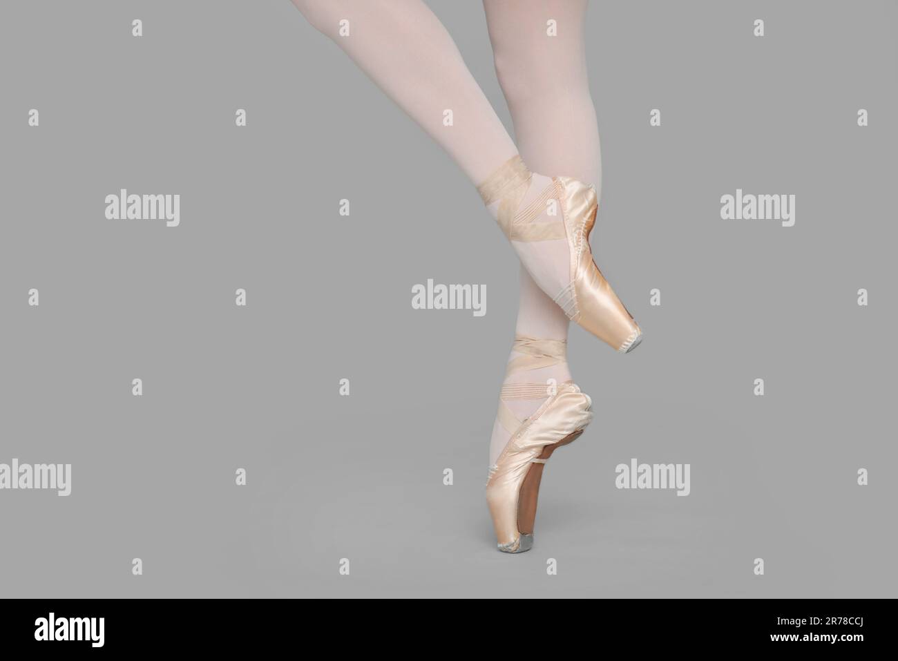 Pointe shoes practicing hi-res stock photography and images - Alamy