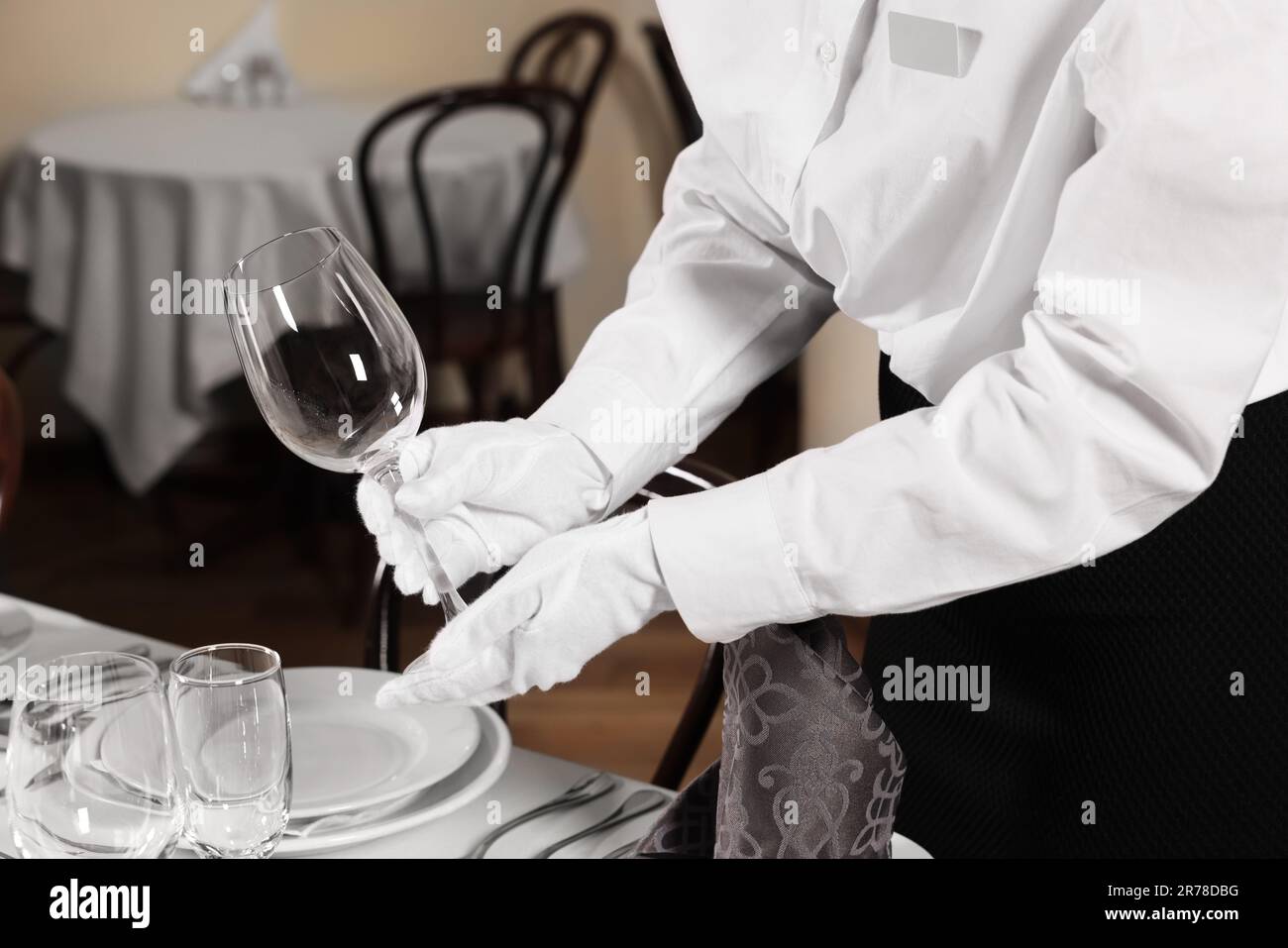 Woman setting table in restaurant hi-res stock photography and images ...