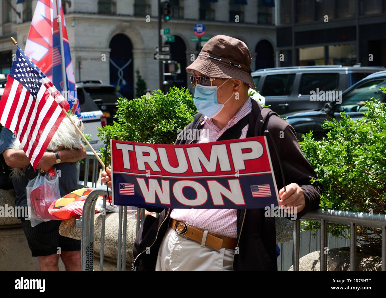Trump supporter with sign hi-res stock photography and images - Alamy