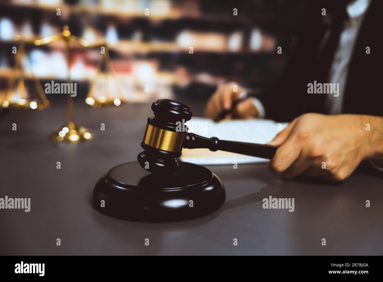 Judge bang gavel on sounding hi-res stock photography and images - Alamy