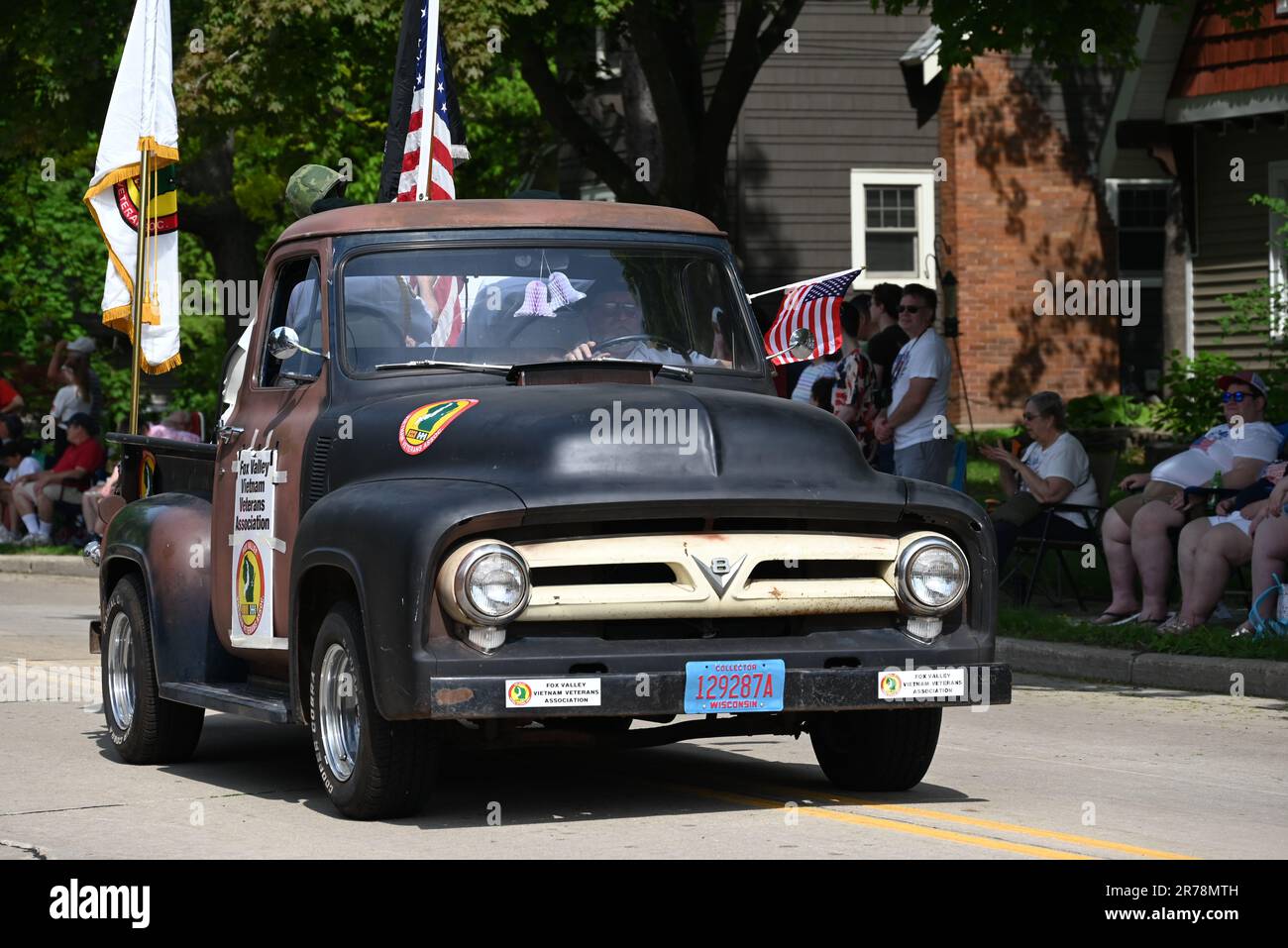 Spectators and participants of the memorial day parade in Appleton ...