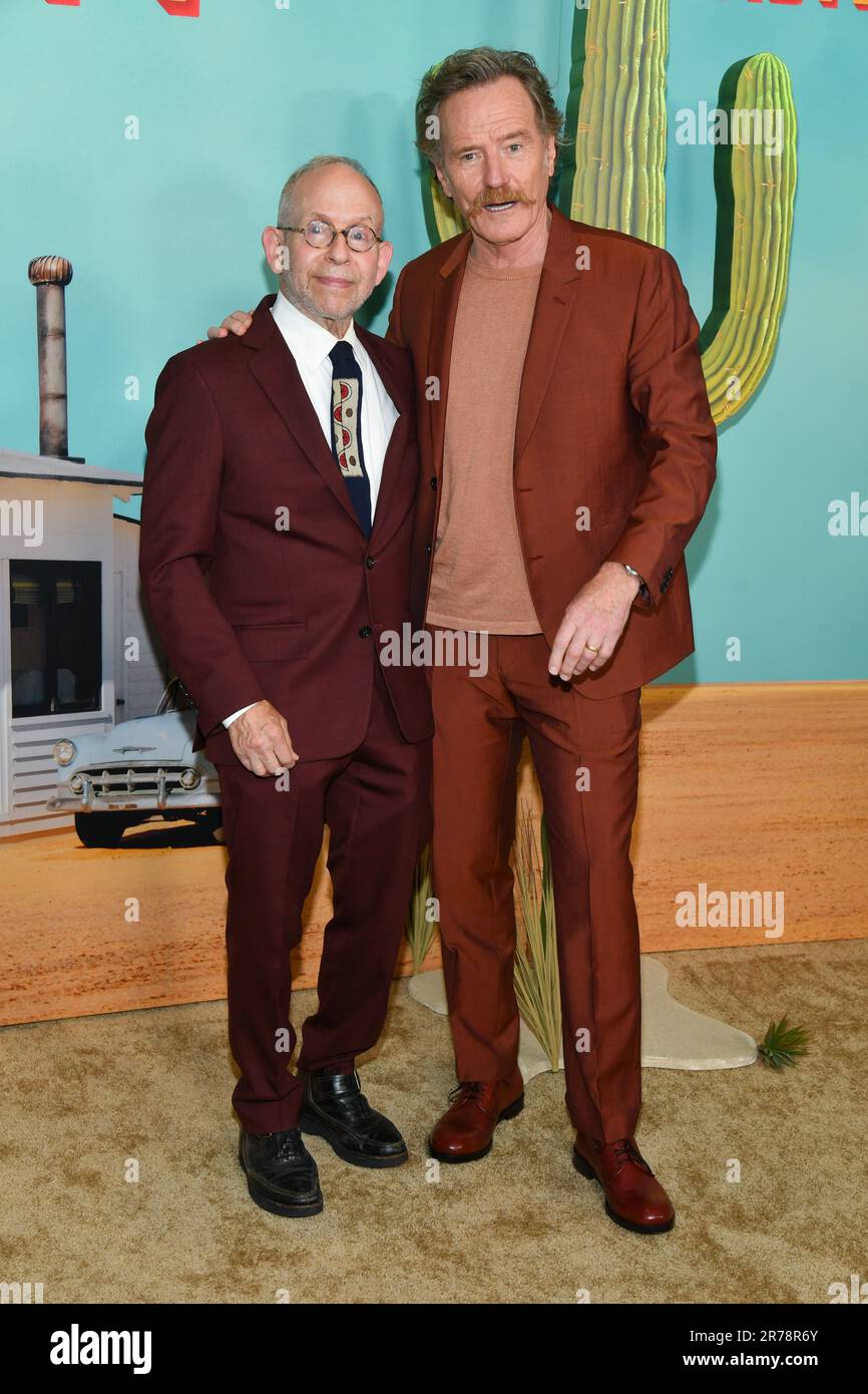 (L-R) Bob Balaban and Bryan Cranston Stock Photo - Alamy