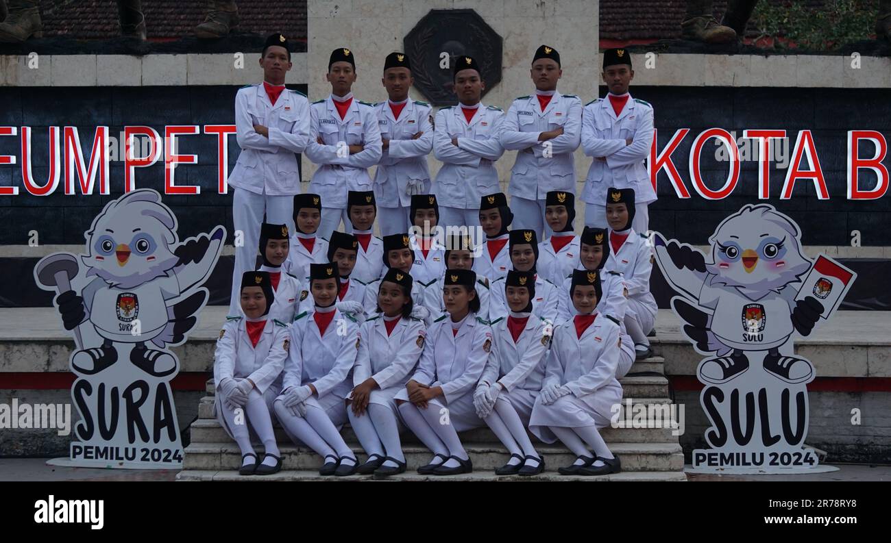 Flag raiser hi-res stock photography and images - Alamy