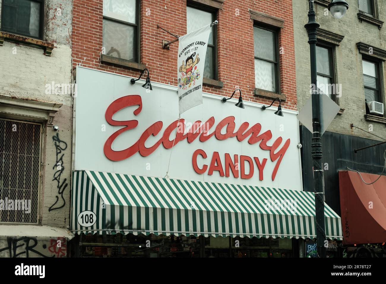 Vintage candy store hi-res stock photography and images - Alamy